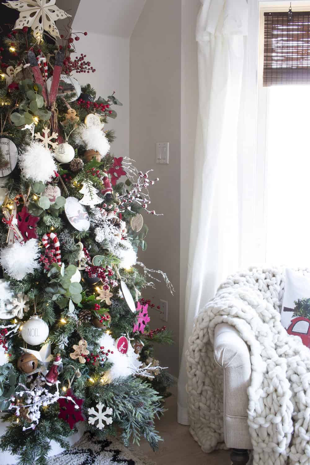 How to Decorate a Christmas Tree the Easy Way - Step-by-Step
